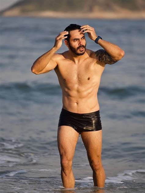 Cantor Rodolffo o pênis marcando na sunga branca Todos Famosos Nus