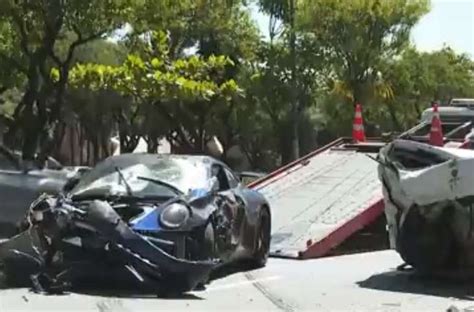Motorista de Porsche bate em outro veículo mata condutor e foge em SP