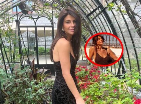 Foto Olcay Gulsen Verliest Bijna Haar Loszittende Jurkje Op Balkon