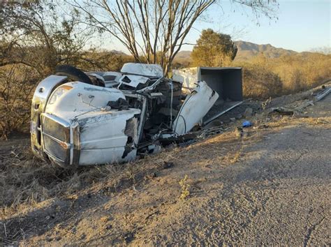 Dos tráileres se volcaron por la México 15 al sur de Culiacán