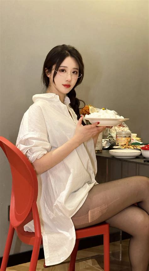 喜欢美女的浪子 On Twitter 穿着丝袜的轩子巨二兔，我尽管已经对着她撸了好几年却还是毫无抵抗力，真的很想把这个骚货摁在床上，一边抱起她的丝袜脚用力吸允，一边撕开黑丝裆部，抽插她的小