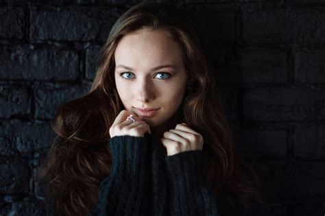 Tapety twarz kobiety Model portret Proste tło długie włosy