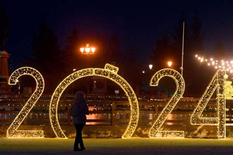 Mesaje de Anul Nou 2024 Cele mai frumoase urări SMS uri și mesaje de