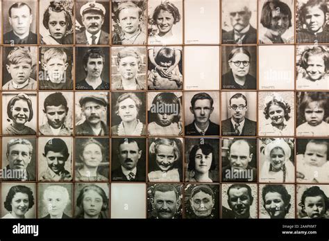 Des Photographies De Certaines Des Victimes De La 1944 Massacre Nazi
