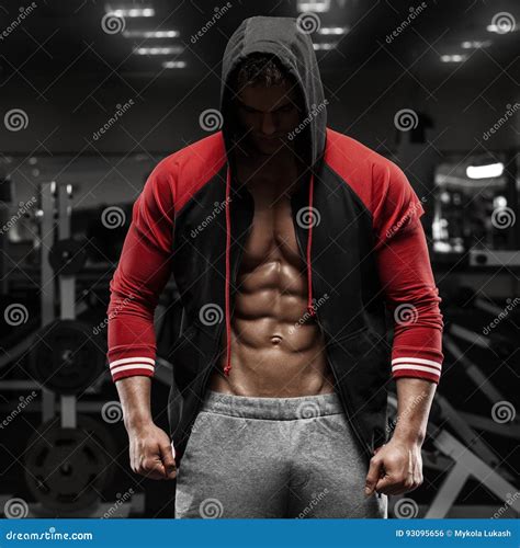 Homem Muscular Abs De Revela O Do Revestimento Aberto No Gym