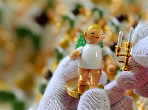 Grünhainicher Entdecker Engel mit Muschel vergoldet Wendt Kühn