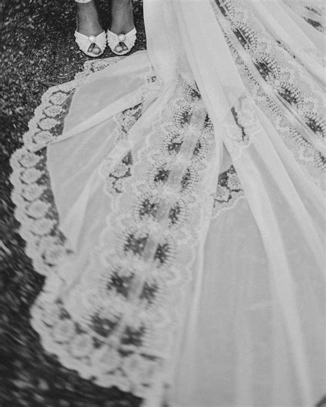 O surpreendente vestido de noiva de Dânia Neto transformou se após a