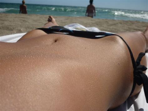 Gebräunter flacher Bauch am Strand Bild pics4men