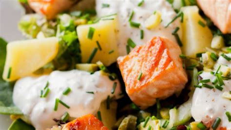Salade au saumon pommes de terre et concombre mariné rapide