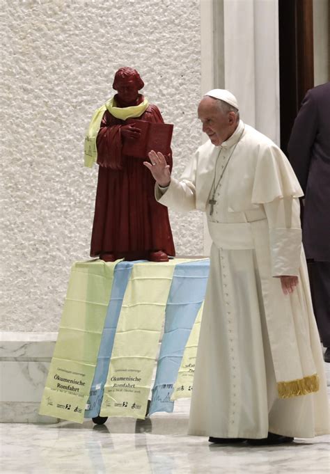 CATHOLICVS El escándalo está servido el Papa Francisco y la estatua