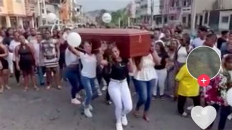Mujeres Cargan F Retro De Su Amiga Y Le Cumplen Su Ltima Voluntad
