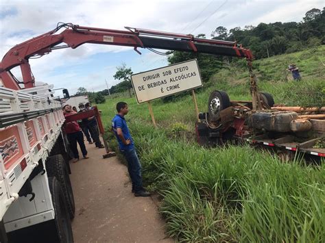 Motorista e passageiro morrem após caminhão tombar na BR 364 em RO
