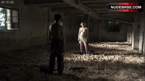 Laura Chiatti Topless Scene Il Sogno Del Maratoneta 0 22 NudeBase