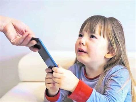 Estrés y ansiedad consecuencias del uso de celular a temprana edad