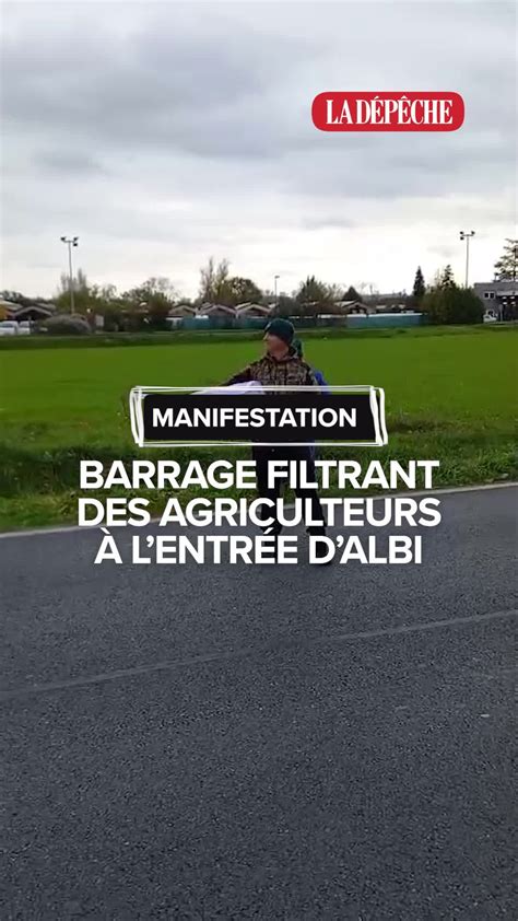Colère des agriculteurs des pneus et du foin déversés à Albi