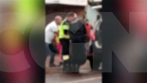 Câmera registra o momento em que homem envolvido em acidente é contido
