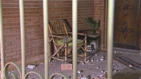 Telhado de casa desaba enquanto moradora estava na igreja em Ribeirão