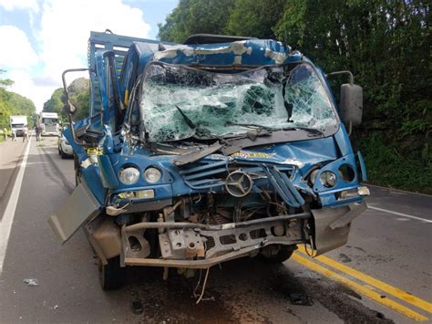 Acidente grave na BR 282 em Herval d Oeste envolve caminhão placas