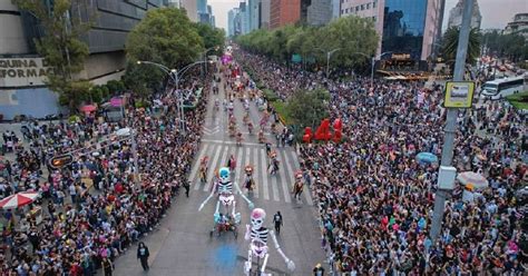 Desfiles conciertos y espectáculos reactivan la vida económica y