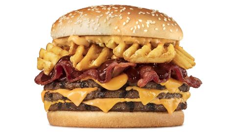 Sanduíche do Burger King batata frita no meio do lanche está à