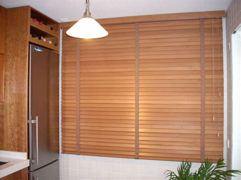 Las Cortinas Venecianas De Madera Y Con Color De Madera Son Una