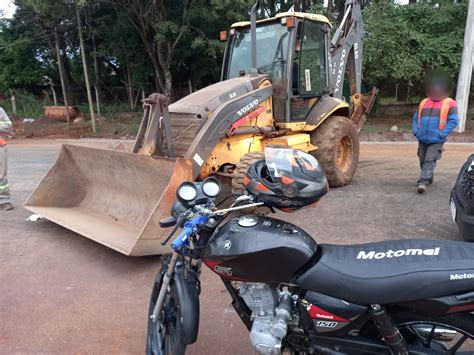 Motociclista Herido Al Chocar Una Retroexcavadora