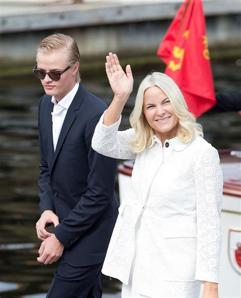 Mette Marit Viaja Para Visitar A Su Hijo Marius A Un Centro De