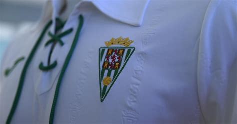Un homenaje al primer ascenso a Primera División así es la camiseta