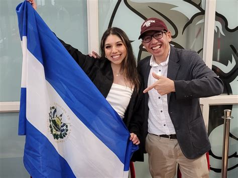 Salvadoreña luce la bandera de El Salvador al graduarse con honores en