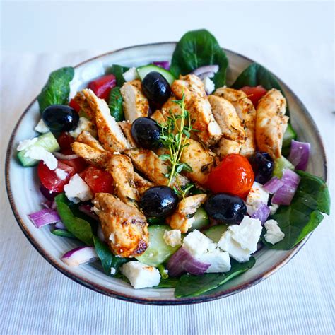 Griekse Salade Met Spinazie Feta En Gemarineerde Kip Uit De Oven