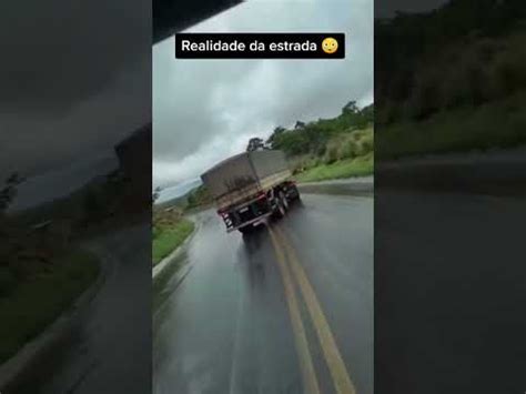 Carreta desliza e invade a faixa contrária na descida da serra mas
