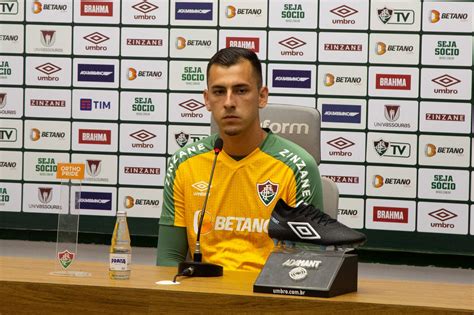 Vitor Eudes é apresentado pelo Fluminense e exalta Fábio Aprender