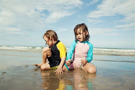 Petites Filles Jouant Sur La Plage Vacances De Plage De Famille Photo
