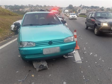 Engavetamento entre três carros deixa duas pessoas feridas na Dutra em
