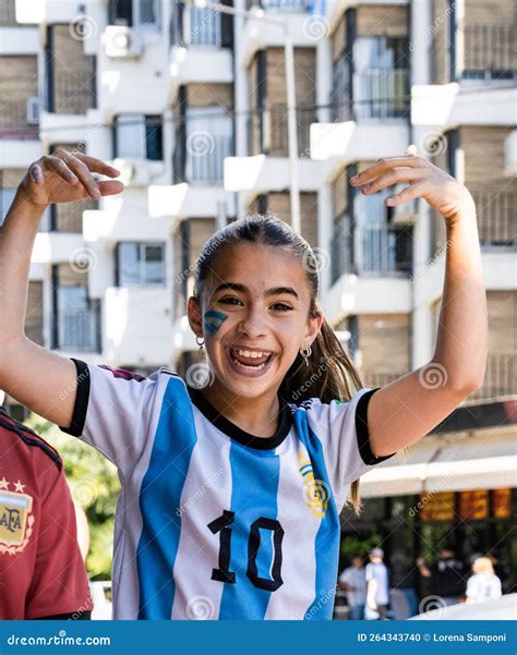 Una Joven Celebra Que Argentina Gane La Copa Mundial De La Fifa 2022 En