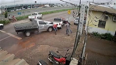 Vídeo Homem escapa de atropelamento em Araguaína Tocantins G1