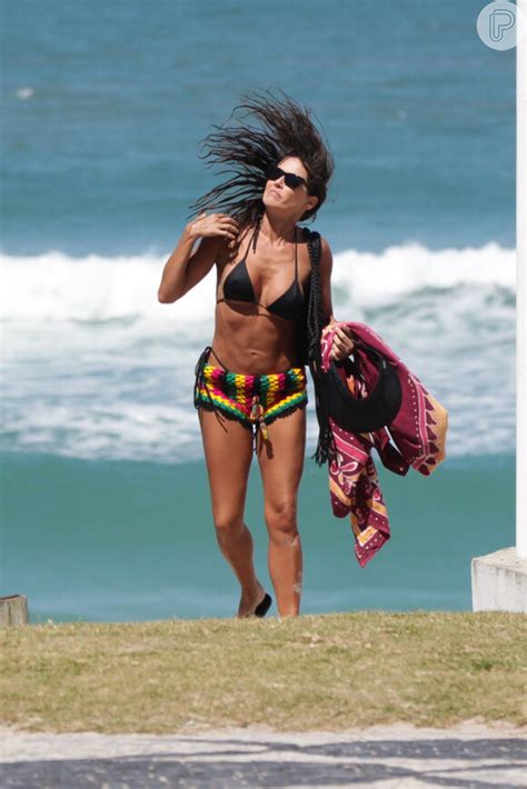 Subiu a temperatura Deborah Secco exibe corpo sarado em biquíni