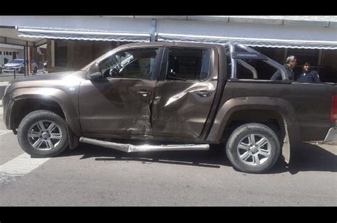 Motociclista pelea por su vida tras chocar con una camioneta Sucedió