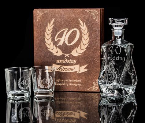 KARAFKA SKRZYNKA 2 SZKLANKI Z GRAWEREM DO WHISKY 7819959627 Allegro Pl