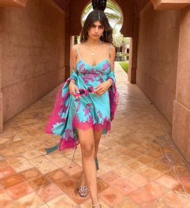 Mia Khalifa Dances To Body Paint With Alluring Sexy Moves Preetlari