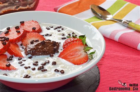 Gachas de avena con fresas y tartinade de chocolate plátano y