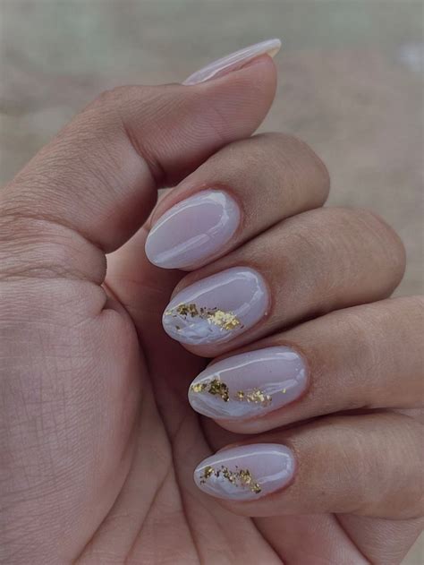 Uñas almendra 2022 inspiración formal Uñas ovaladas blancas Uñas