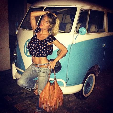 EGO Giovanna Ewbank deixa barriga à mostra ao posar para foto