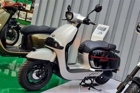 Saingan Vespa Diluncurkan Di Indonesia Keeway Sixties 200i Ala Mobil