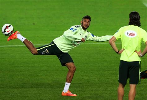 O que é isso Filipe Luís perde respeito e dá lambreta em Neymar