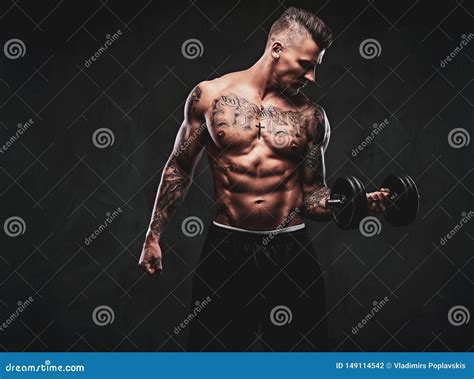 Um Homem Muscular Que Faz Exerc Cios Pesos Foto De Stock Imagem