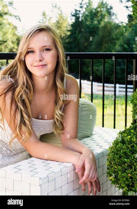 Le Portrait D Une Adolescente Aux Longs Cheveux Blonds Photo Stock Alamy
