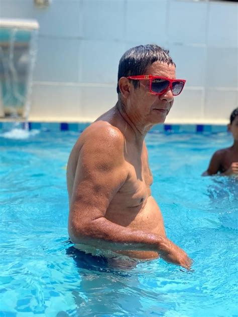 Zeca Pagodinho posta fotos curtindo piscina em família Sabadão em