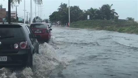 Chuva rápida causa alagamentos na Avenida Litorânea em São Luís
