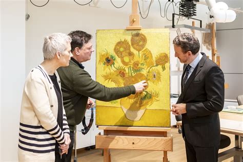Amsterdam i Girasoli di van Gogh non viaggeranno mai più troppo delicati